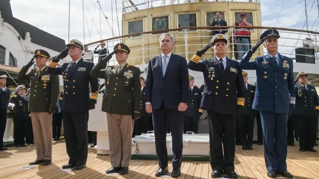 Carlos Presti despidió a la tripulación de la Fragata Libertad con un ...